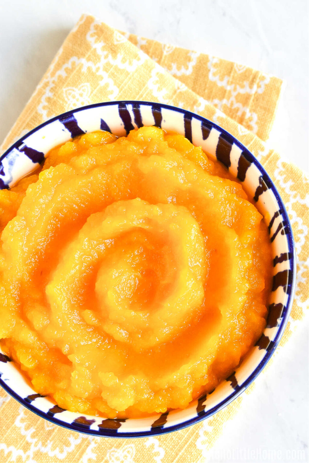 Homemade Pumpkin Puree (Easy Recipe) | Hello Little Home